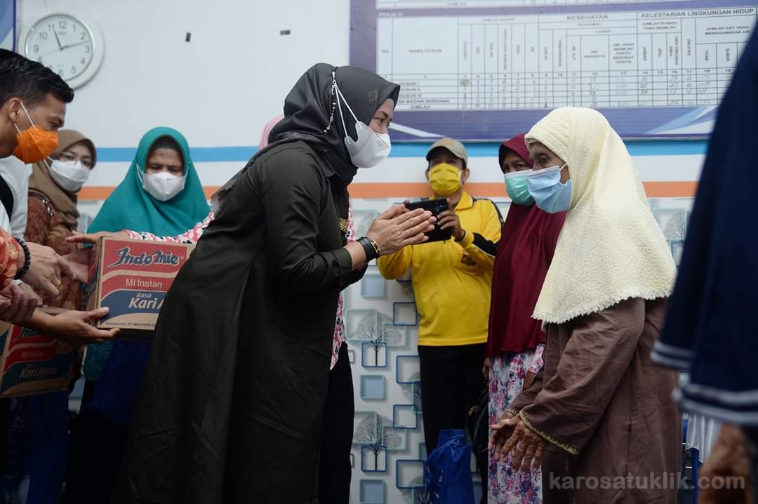 Ringankan Beban Masyarakat di Tengah Pandemi, Nawal Serahkan Bantuan Sembako