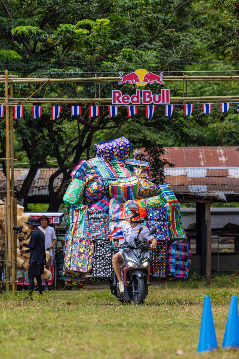 Kocak! Marc dan Alex Marquez Bonceng Lebih dari 200 Keranjang Bambu ...
